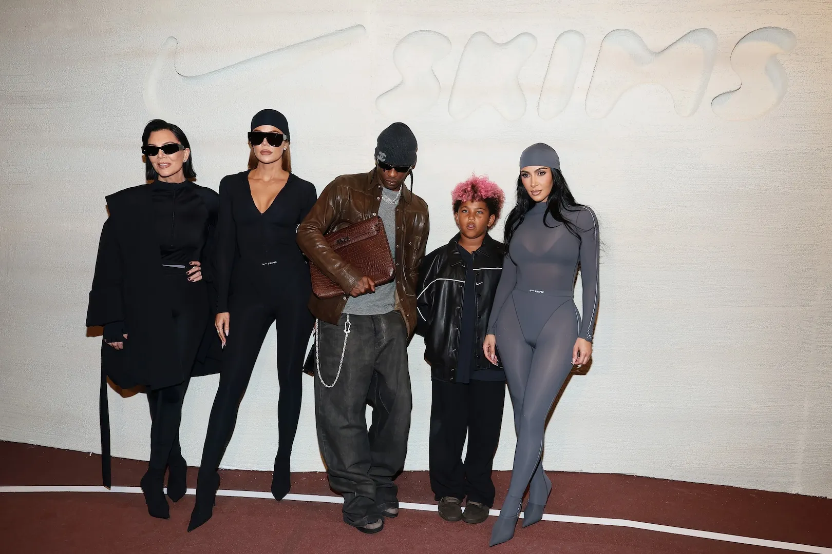 Les fans appellent des photos «maladroites» de Travis Scott et Kim ...